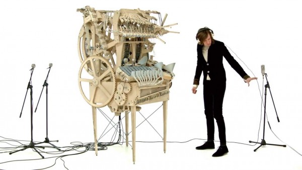 WINTERGATEN MARBLE MACHINE... Un instrument qui joue avec des billes ...